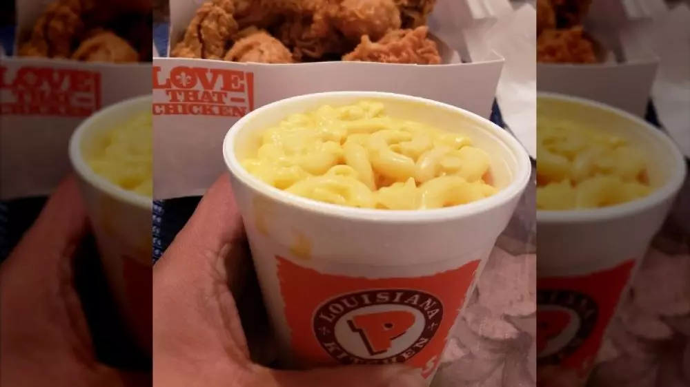 popeyes macaroni နှင့် ဒိန်ခဲတစ်ခွက်