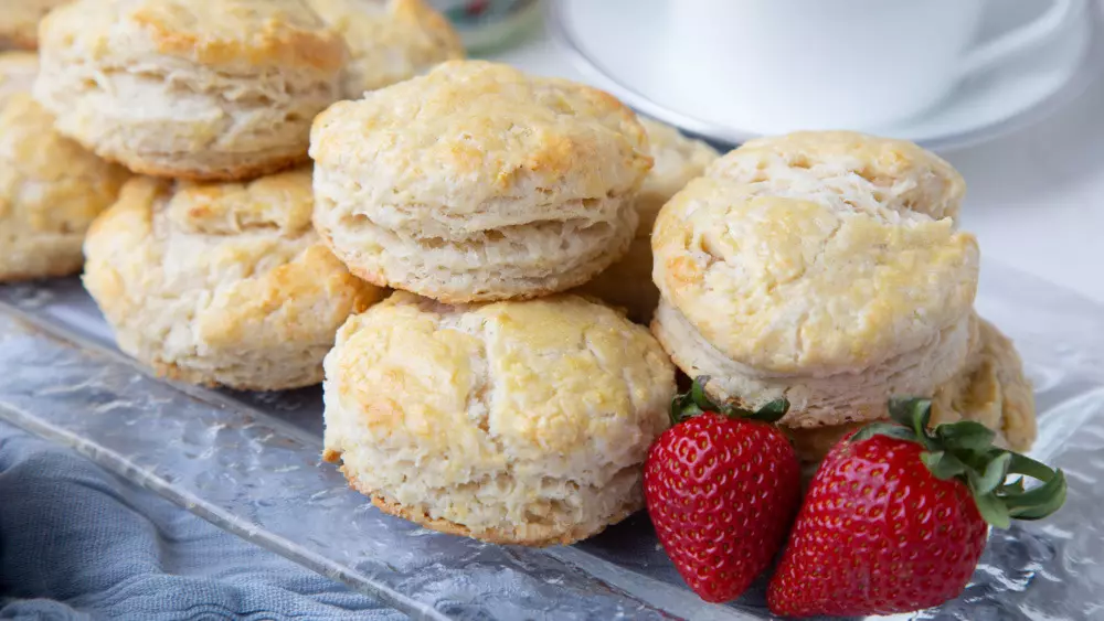 domači britanski scones na krožniku z jagodami