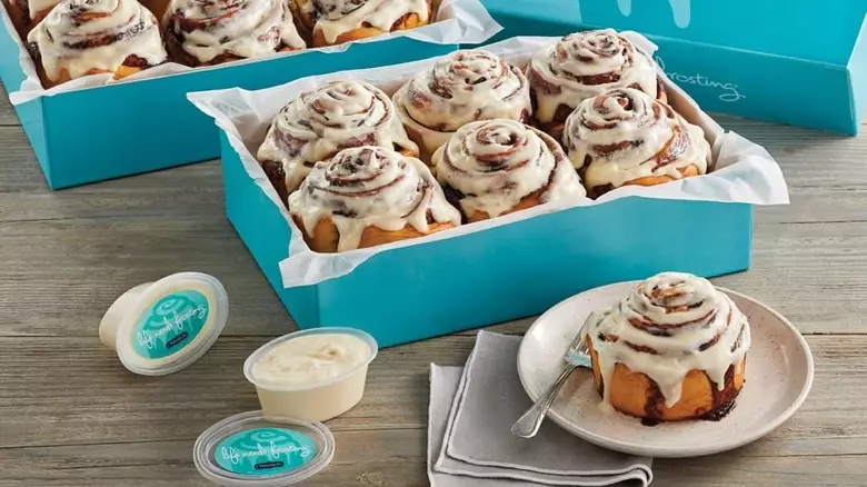 Cinnabon kanelirullat puolessa tusinassa laatikossa