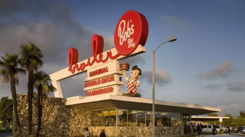 Sa labas ng Bob's Big Boy Broiler