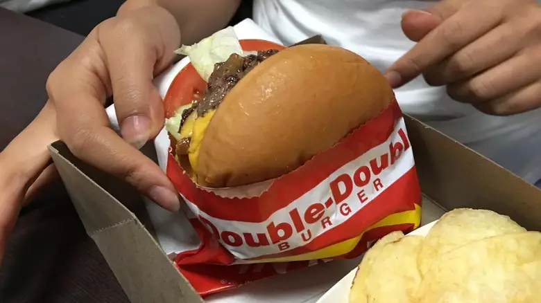 In-N-Out Double-Double Burger vyniojamajame popieriuje