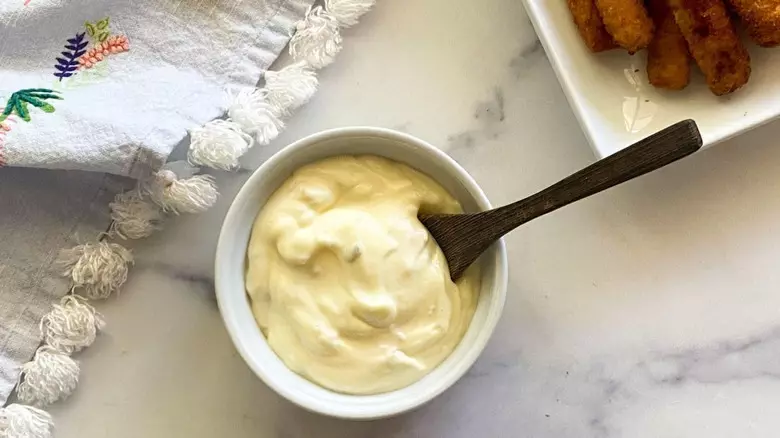 Salsa tàrtara en un bol amb cullera