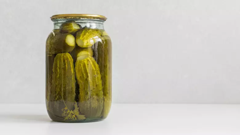 ពាងនៃ pickles ធ្វើនៅផ្ទះ