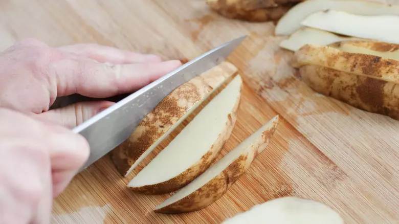 Nakrájení brambor na měsíčky