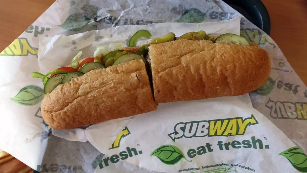 Sanduíche de frango assado no forno Subway.