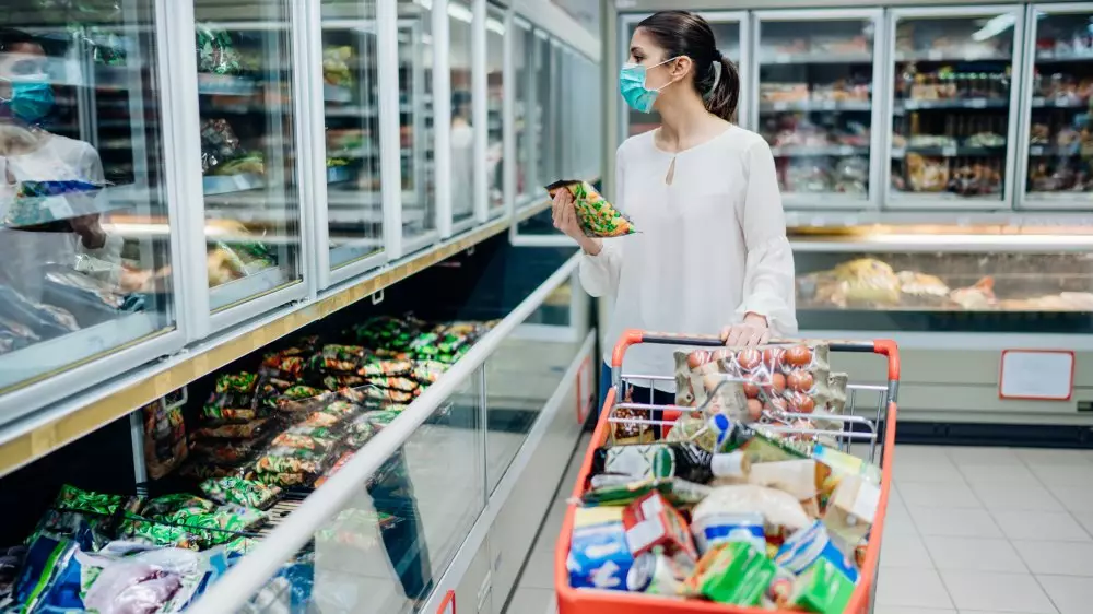 mujer comprando en un puré