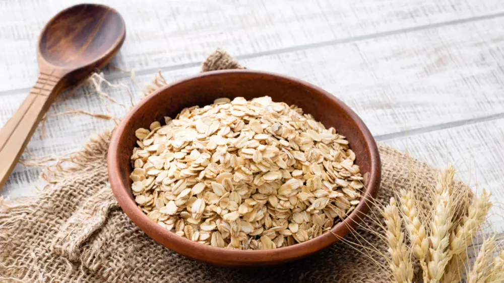 Recipiente de madera lleno de copos de avena