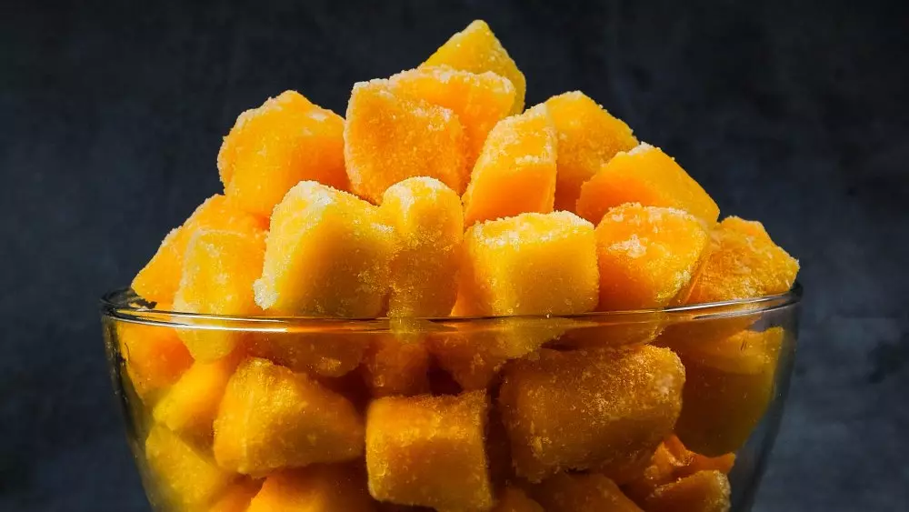 bļoda ar saldētu mango kubiņiem