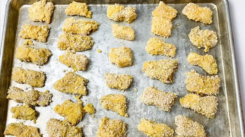 çörəkçilik təbəqəsində sobada qızardılmış yayın balığı nuggets