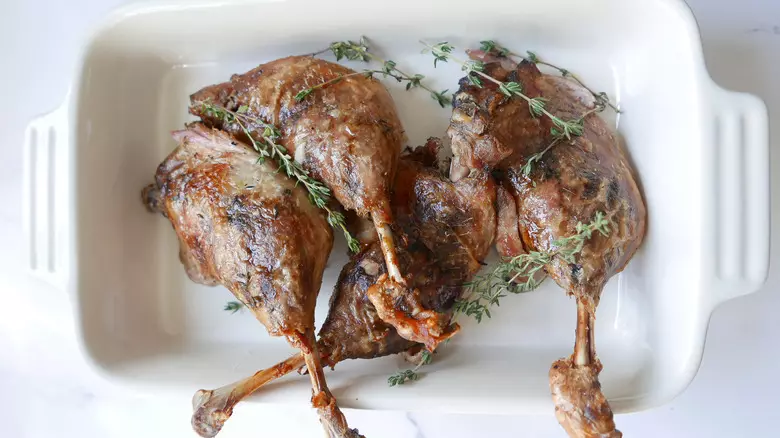 තැටිය මත duck confit