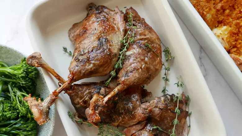 confit de pato na travessa