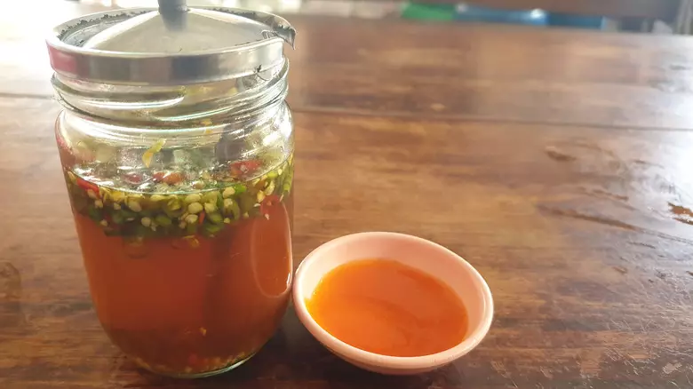 Molho de peixe com pimenta como condimento em um restaurante tailandês