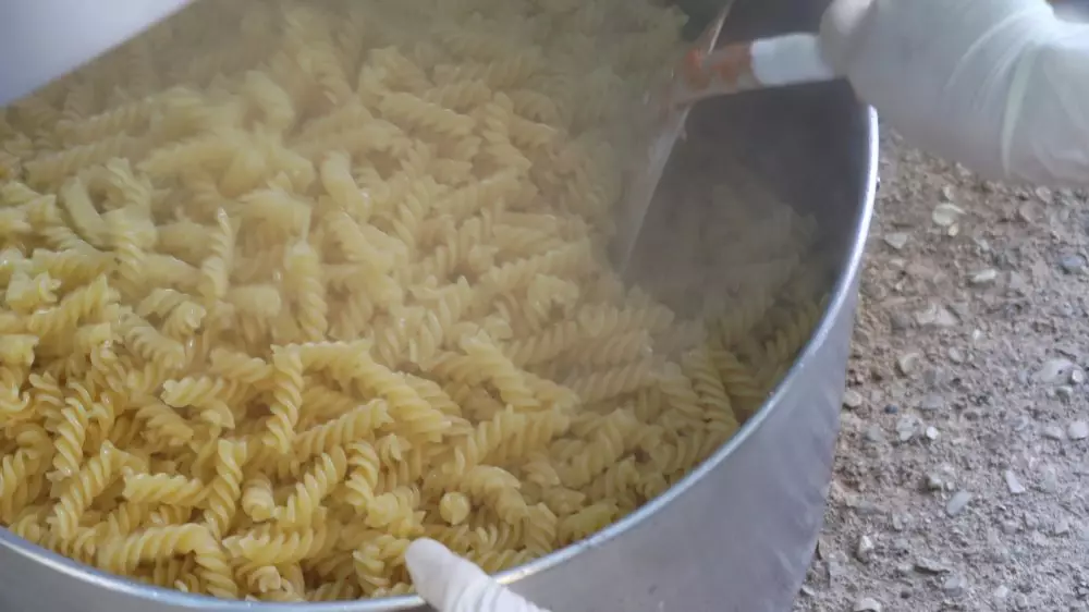 boiling pasta nyob rau hauv tej