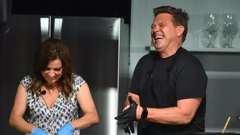 Tyler Florence ridetanta en kuiraddemonstraĵo kun Martina McBride