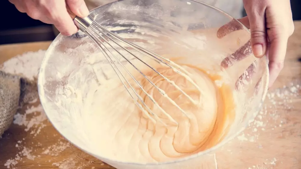 Mescolare la pastella per torte