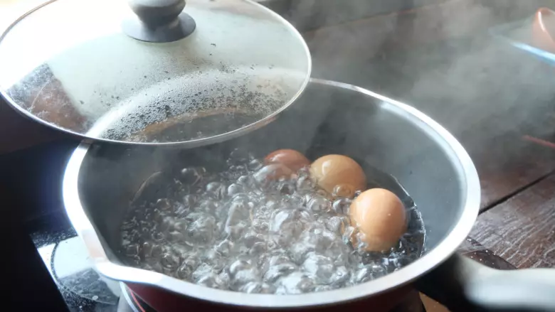 telur rebus dalam panci