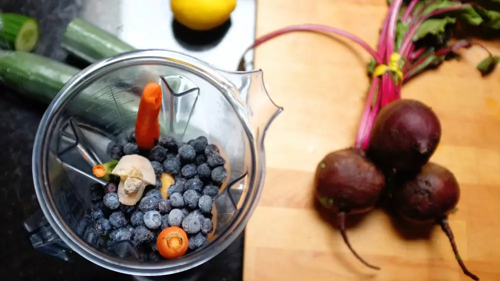 pengisar vitamix dengan buah-buahan dan sayur-sayuran