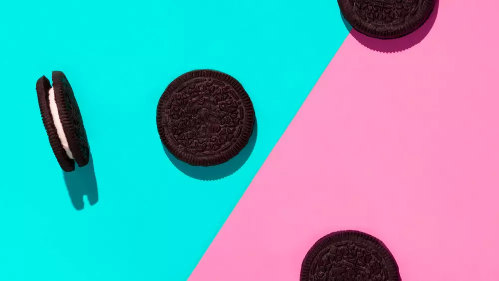 Oreos дар заминаи кабуд ва гулобӣ