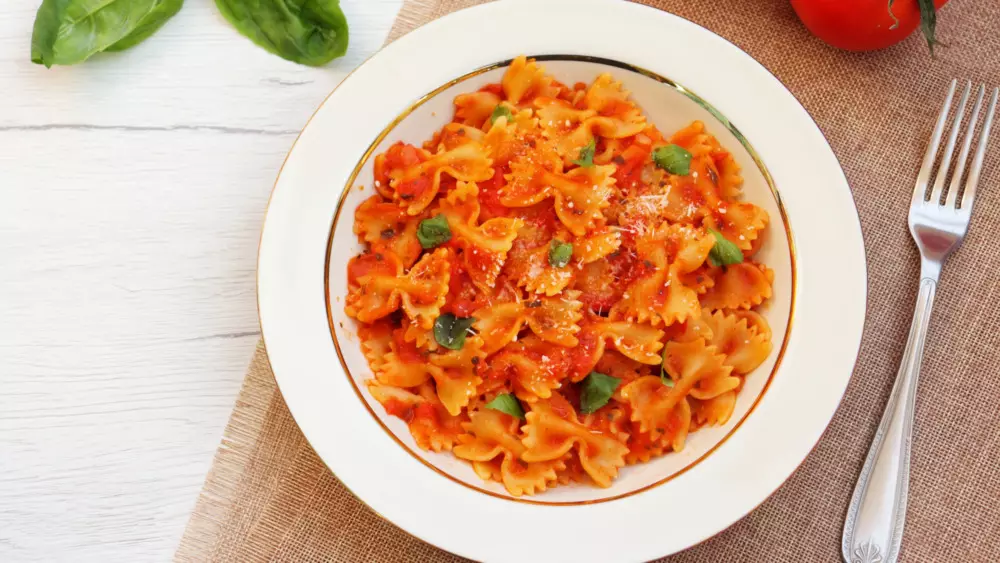 Pasta dengan basil dan tomato