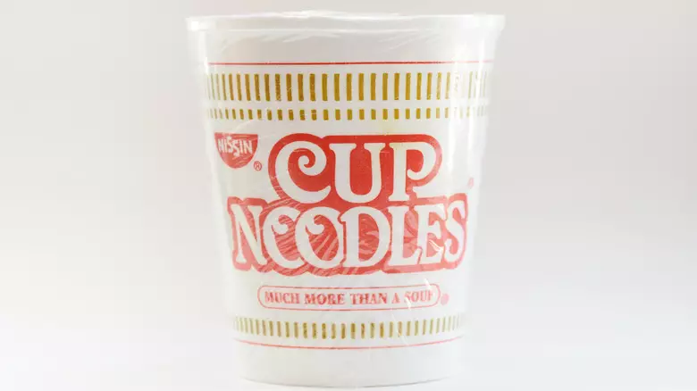 Cup Noodles ກັບພື້ນຫລັງສີຂາວ