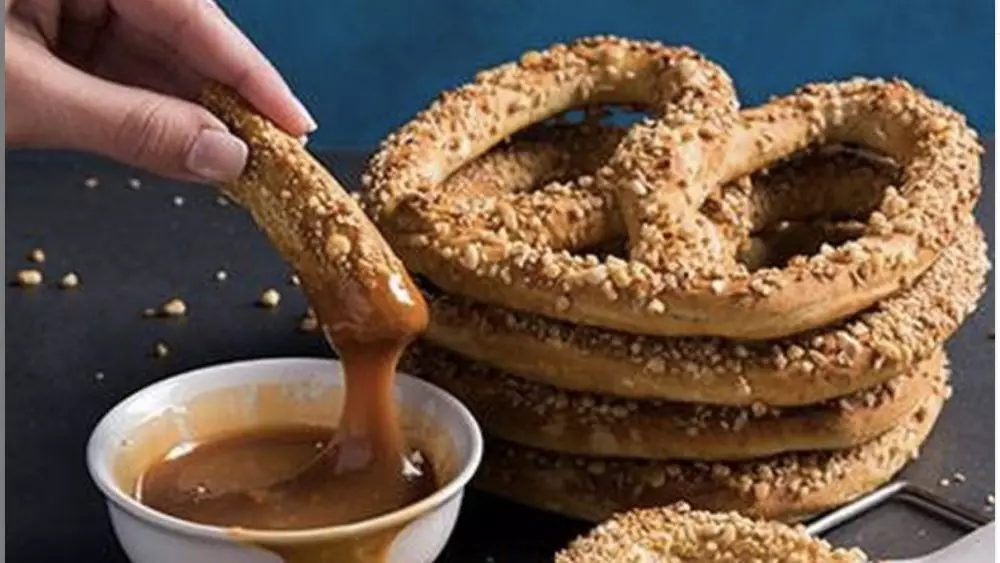 pretzels suaus de la tia Anne amb una salsa de caramel