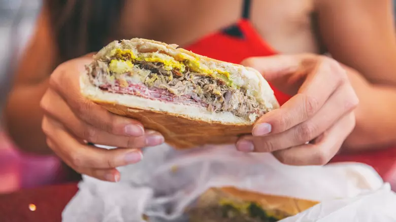 Persona in possesso di un panino cubano