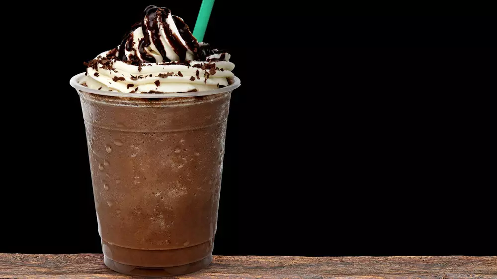 Frappuccino Starbucks amb fons negre