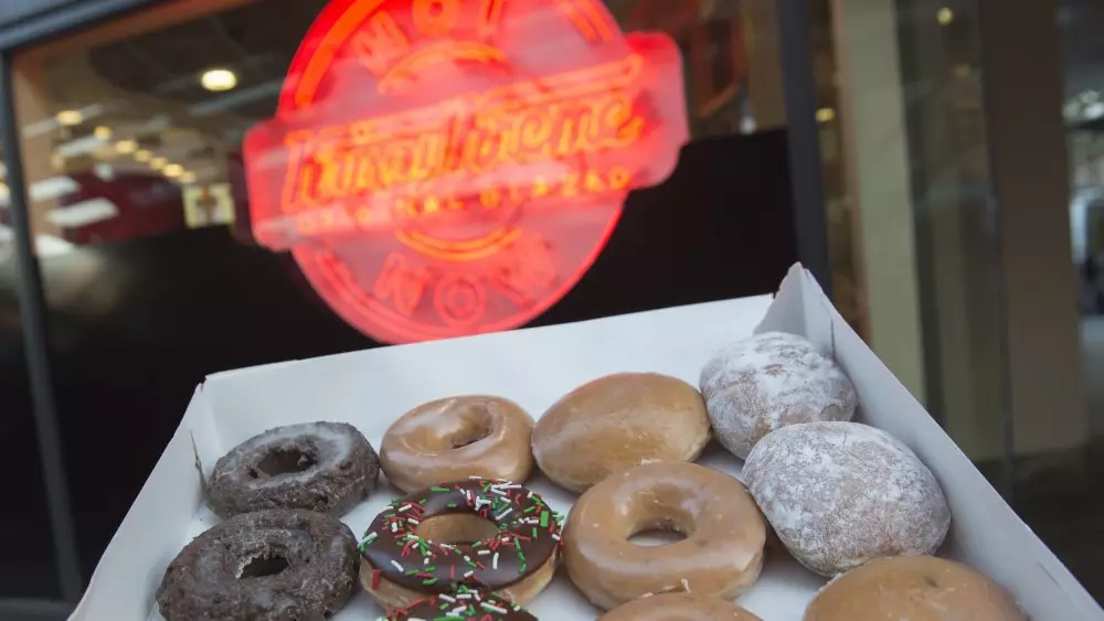 Krispy Kreme Ya Amince da Bakin Kasuwa Donut Biz na Dalibin Kwalejin Bayan Duk
