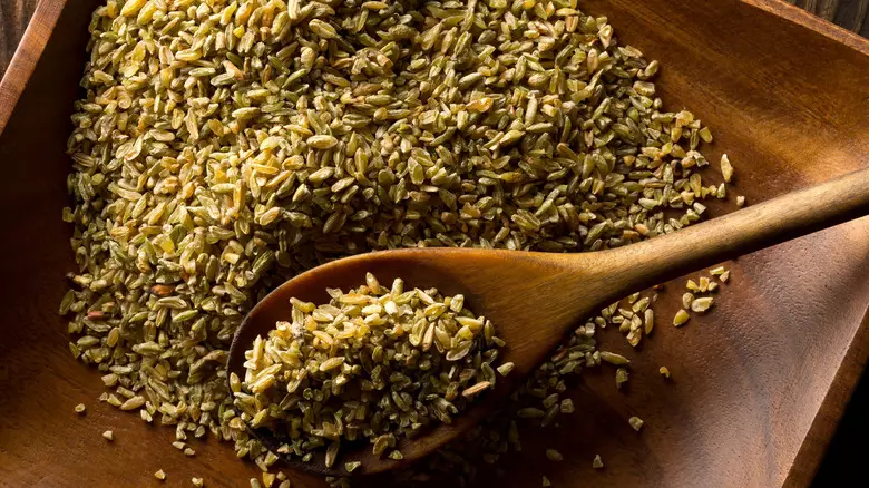 අමු freekeh සහ ලී හැන්දක්