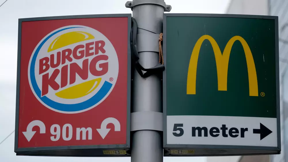 „McDonald's“ prieš „Burger King“.