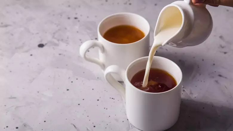 botando nata no café