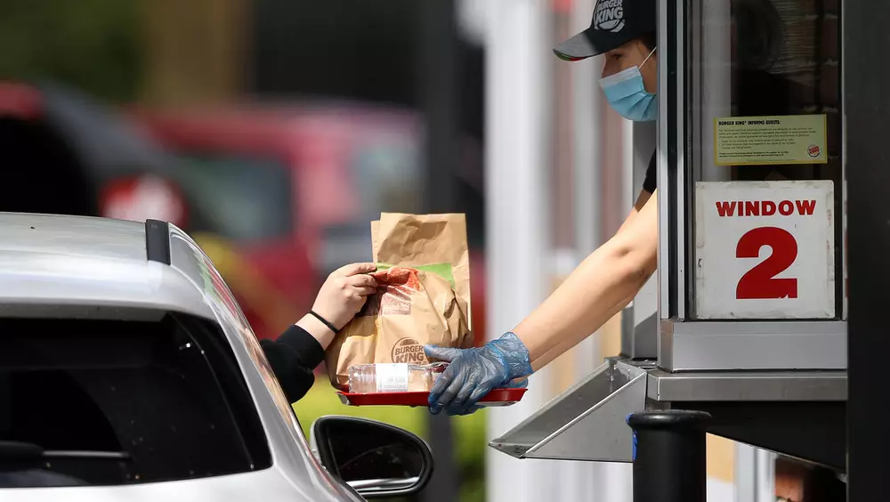 Fahrer sammelt Drive-Through-Order