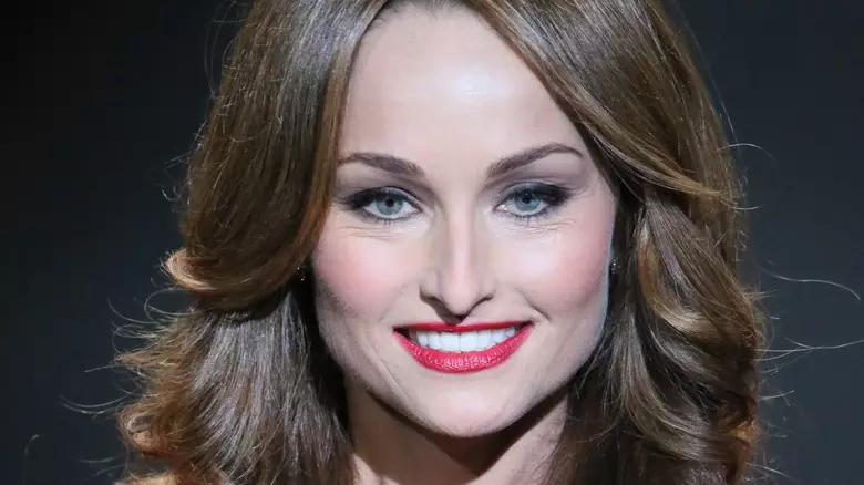 Giada De Laurentiis ڳاڙهي لپ اسٽڪ پائيندي آهي