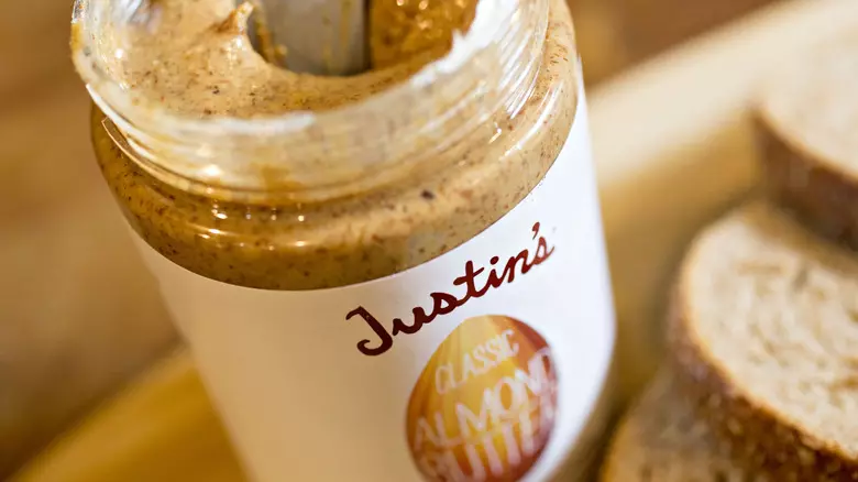 Closeup saka Justin's Almond Butter