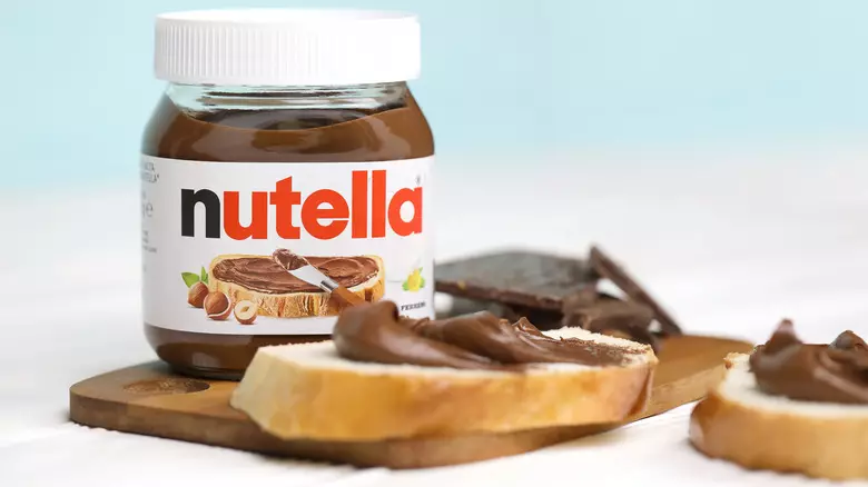 Ένα βάζο Nutella δίπλα στο ψωμί