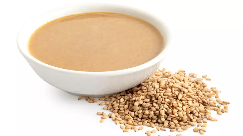 Tahini sauce sa puting mangkok sa tabi ng linga