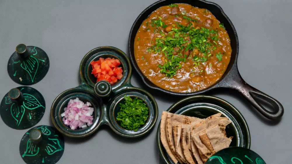 ful medames dengan roti pita dan sayuran