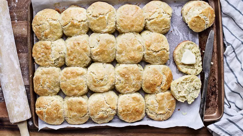 Pyçagyň gapdalynda bir düwürtikli panadaky biskwitler