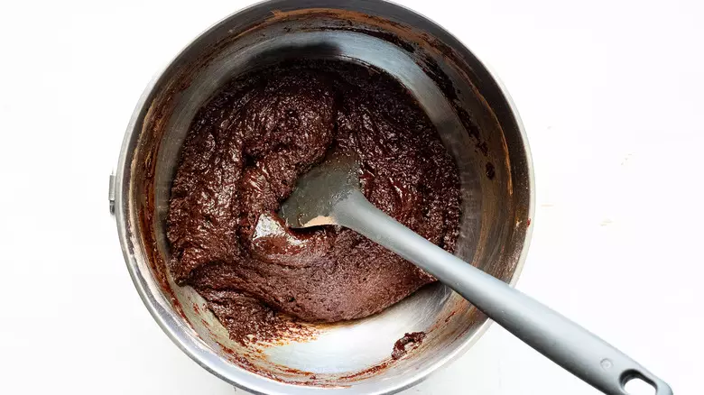 pâte à brownie dans un bol