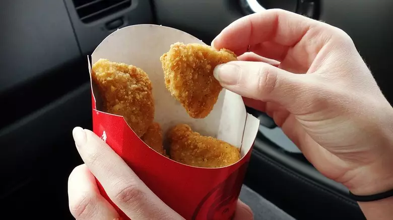 Nuggets de frango de Wendy em um carro