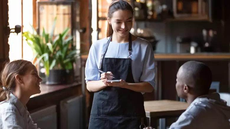 Server nyandak pesenan pasangan