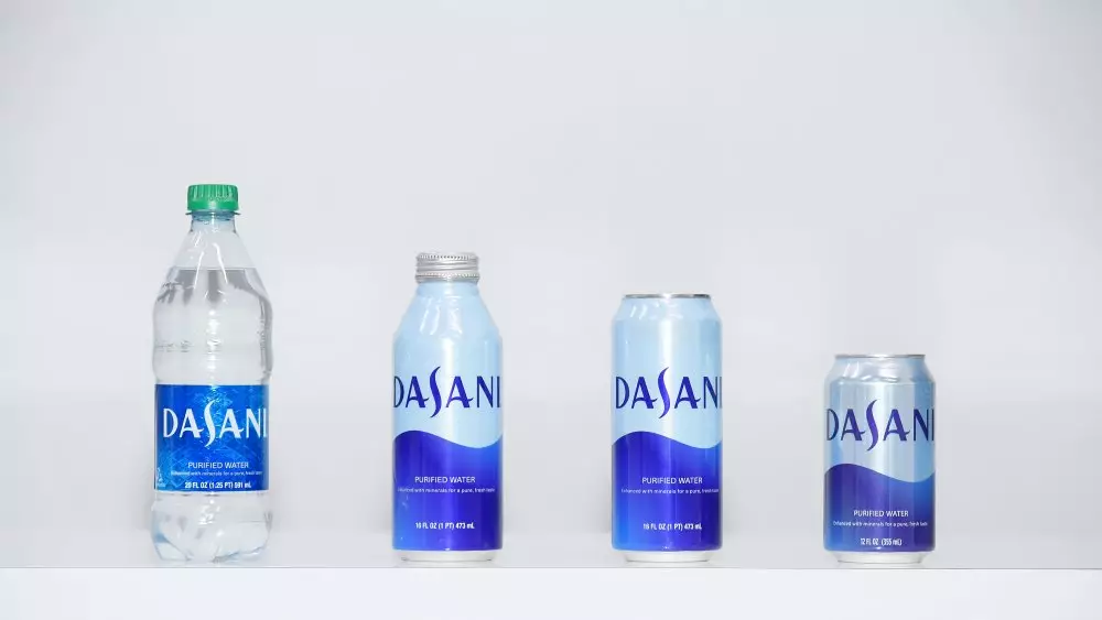 Dasani vanduo įvairiose talpyklose