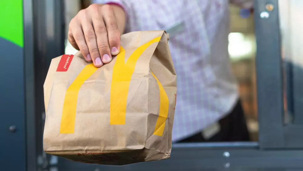 McDonald's-ov prolaznik koji poslužuje hranu