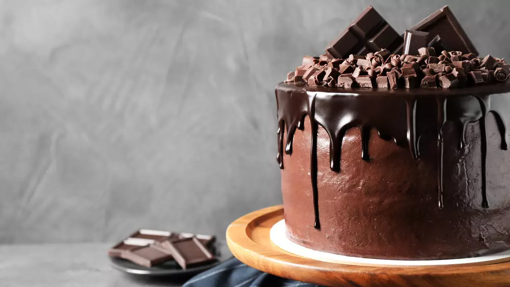 kūka ar sasmalcinātu šokolādi