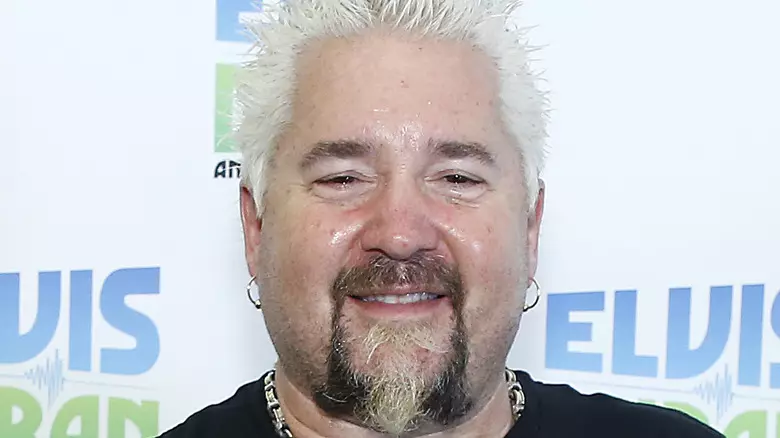 Guy Fieri seuri ka kaméra