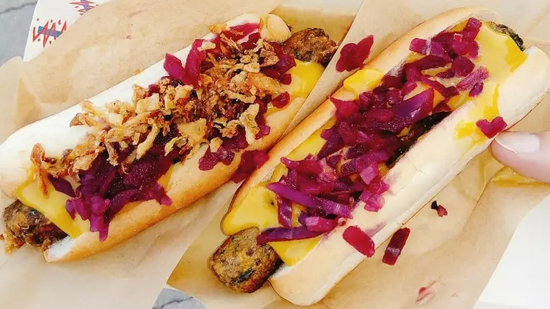 IKEA veggie hot dog na toppings