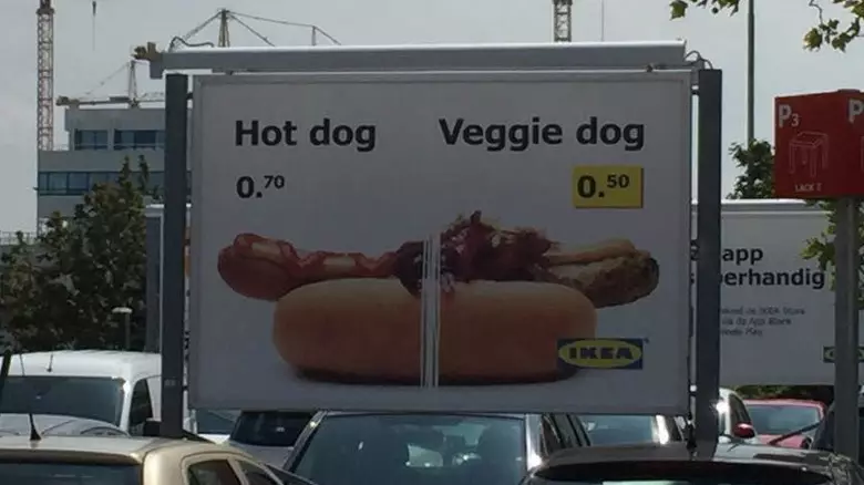 Semnul IKEA pentru hot dogs cu legume