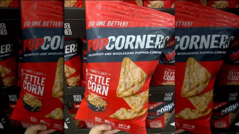 Халтаи сурхи чипҳои PopCorners дар Costco