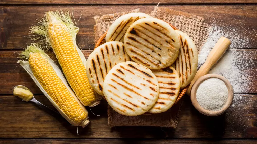 Arepas бо гӯшҳои ҷуворимакка