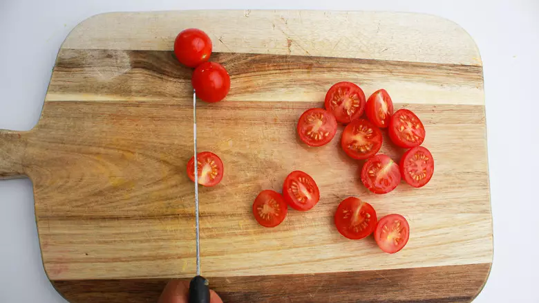 Cherry tomaten op in snijplank